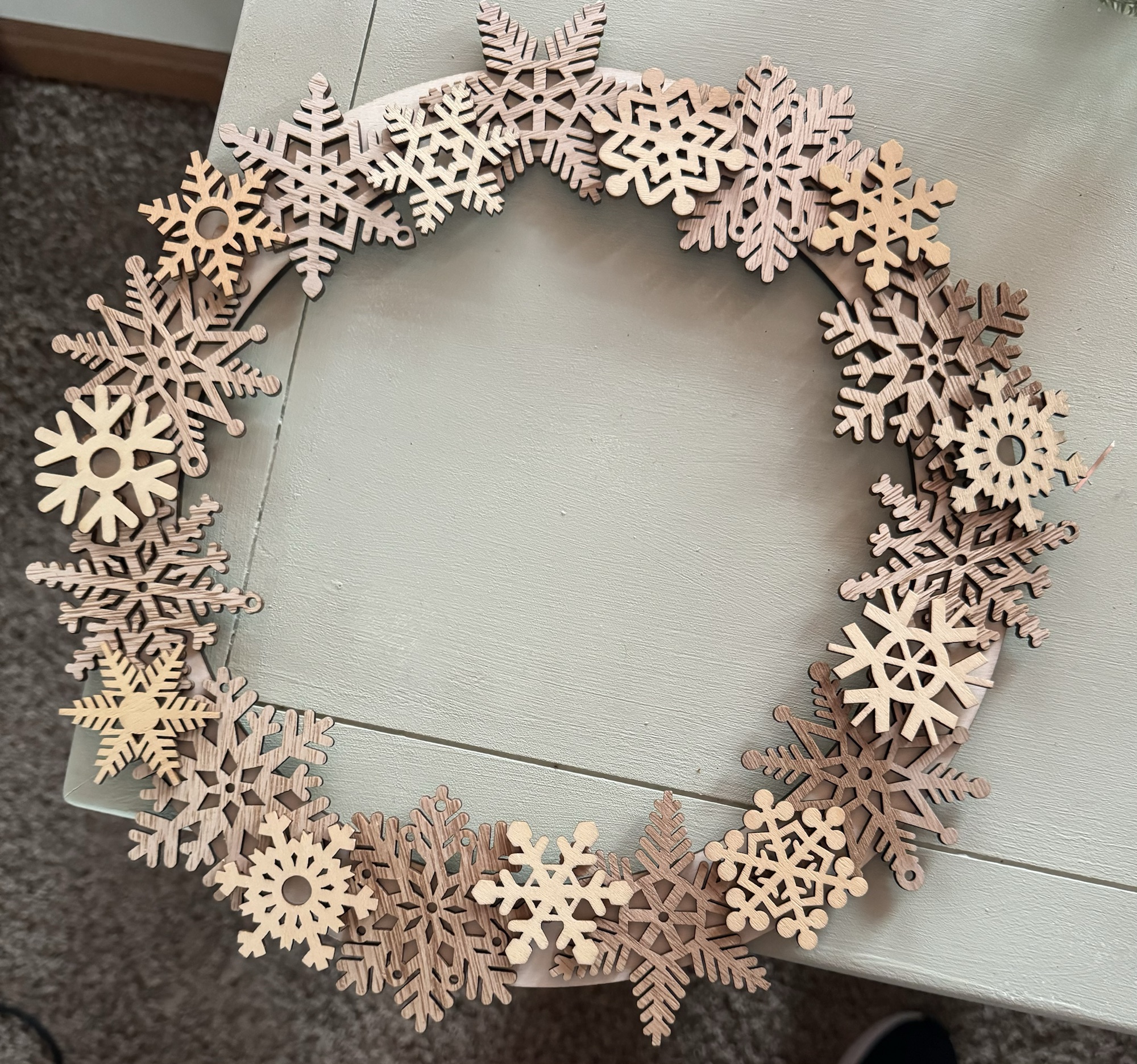 Sparkly Snowflake Wreath – The Quaint Crafter