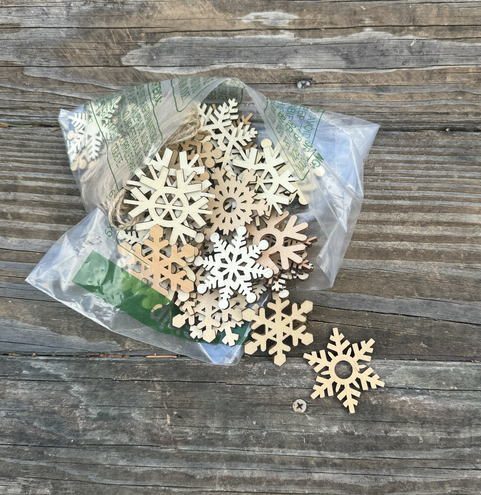 Sparkly Snowflake Wreath – The Quaint Crafter