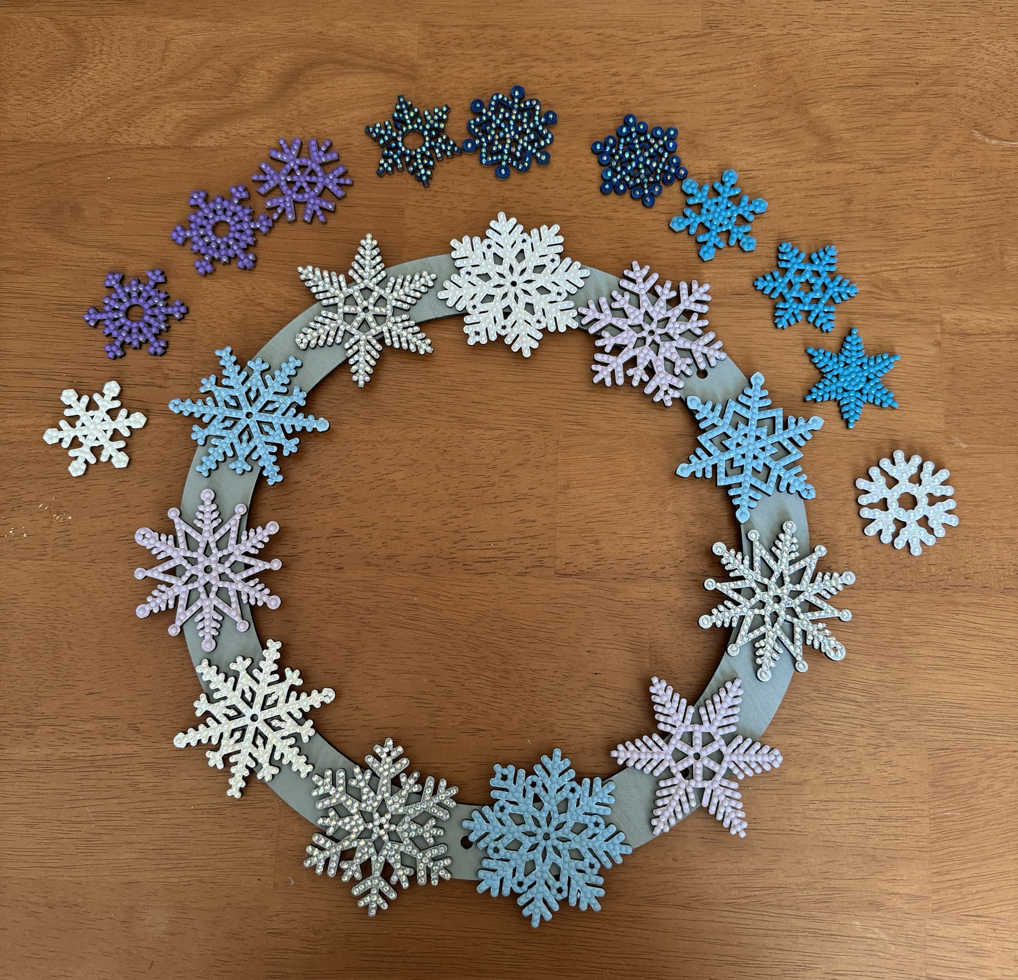 Sparkly Snowflake Wreath – The Quaint Crafter