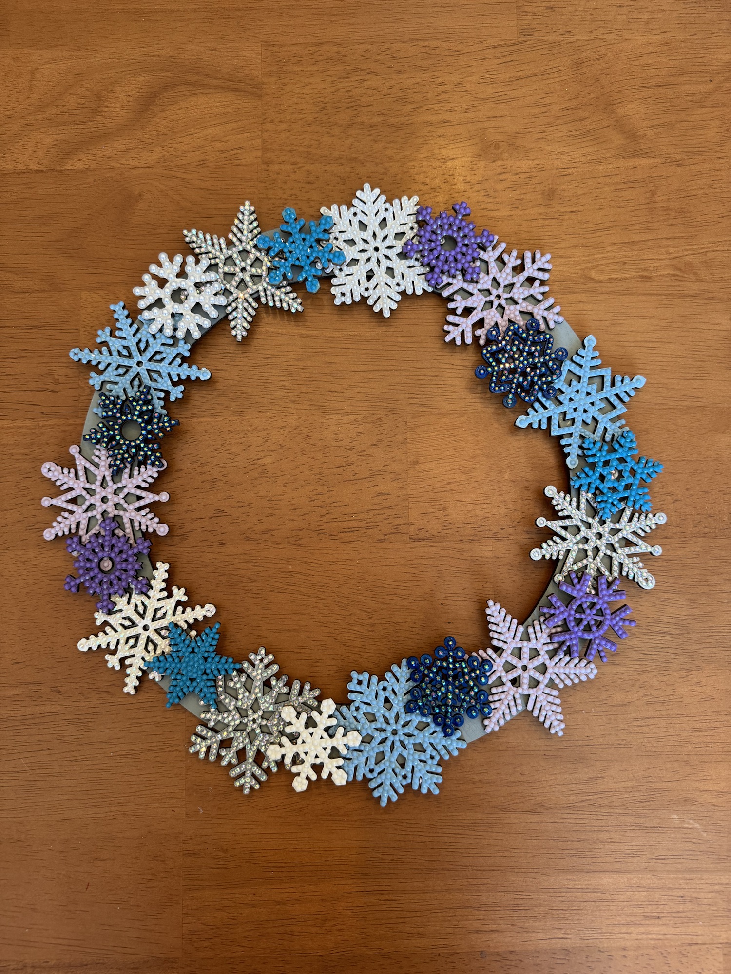 Sparkly Snowflake Wreath – The Quaint Crafter